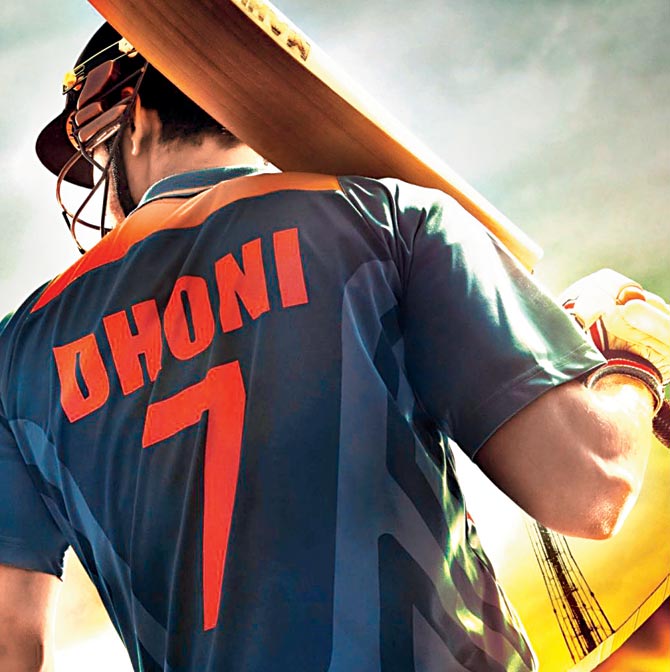 Sushant Singh Rajput As Dhoni - Dhoni Number 7- WallpaperUse