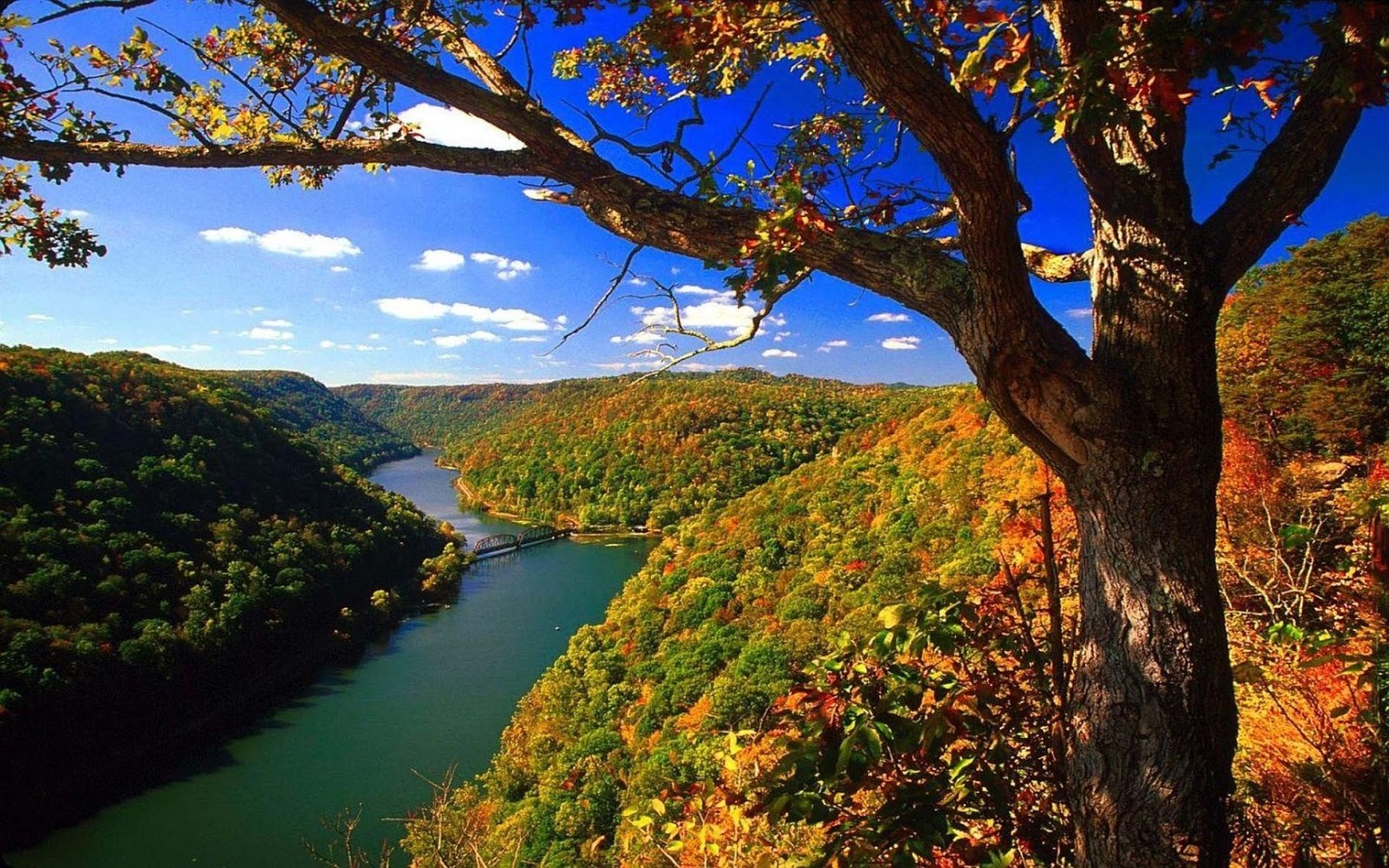 Rivier Door Een Berg Landschap - 4k Wallpaper West Virginia- WallpaperUse