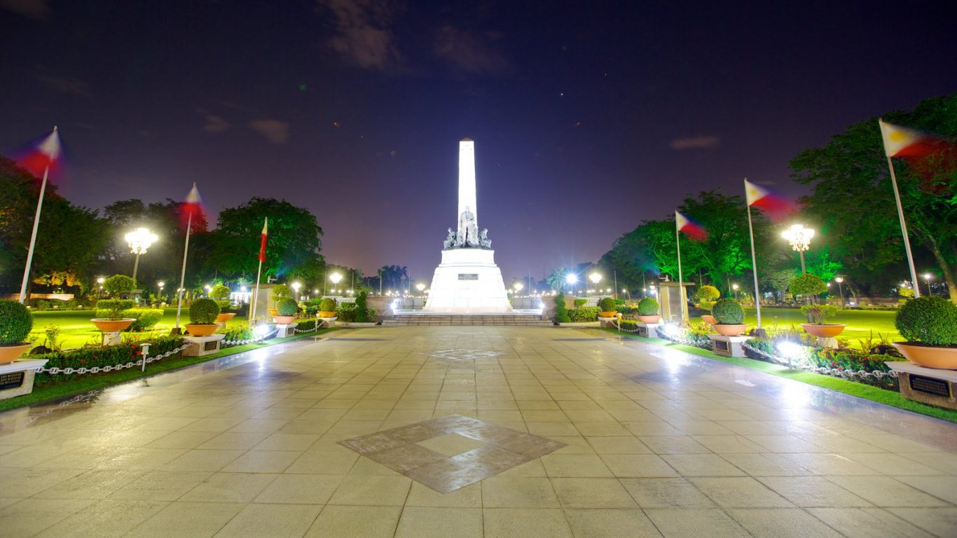 Rizal Park At Night- WallpaperUse