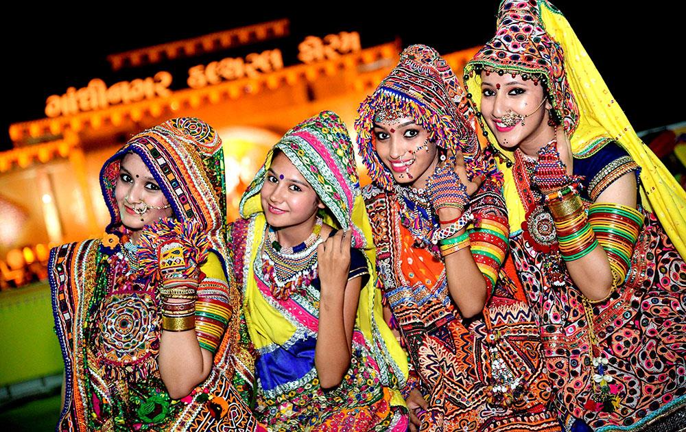 Girls Are Ready For Playing Garba - Garba Girls- WallpaperUse