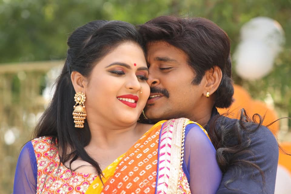 Chandani Singh With Yash Kumar - Love- WallpaperUse