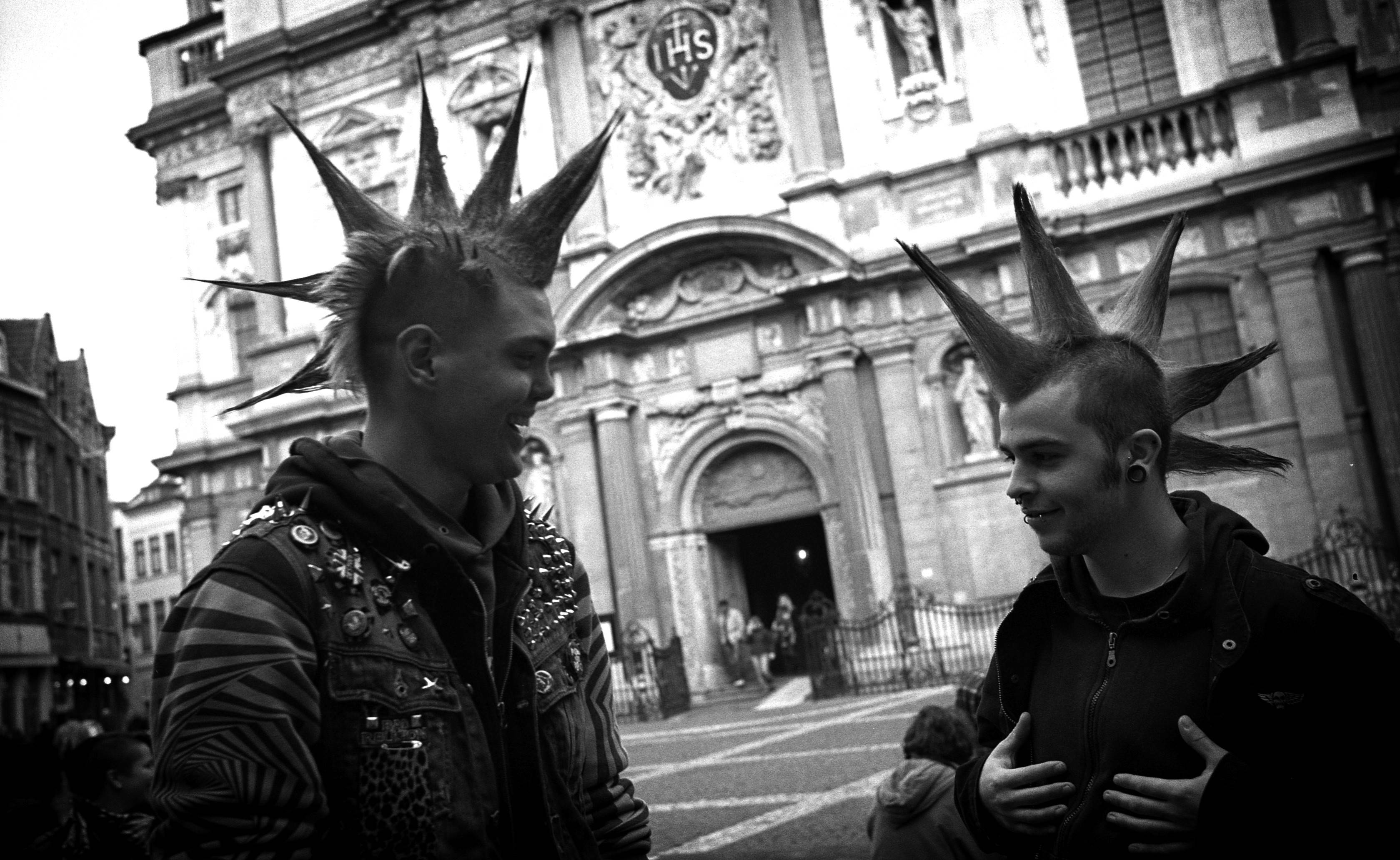 スキンヘッド壁紙,モノクローム,黒と白,立っている,スナップショット,通り (#197793) - WallpaperUse