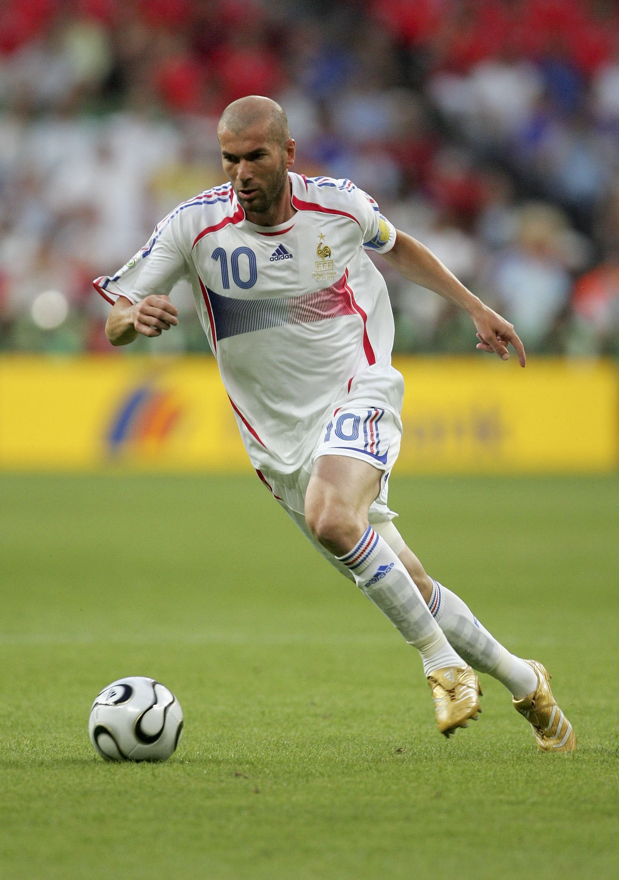 Wallpapers Zinedine Zidane Â - Zinedine Zidane Playing Soccer- WallpaperUse
