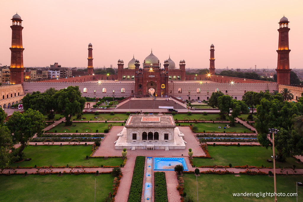 Badshahi Masjid Full View- WallpaperUse