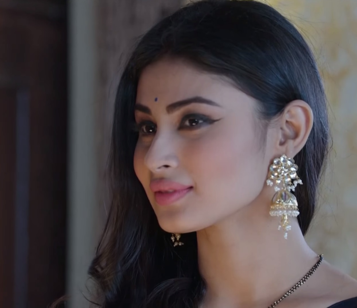 Mouni Roy Smile Images - Nagini 1 Serial Heroine- WallpaperUse