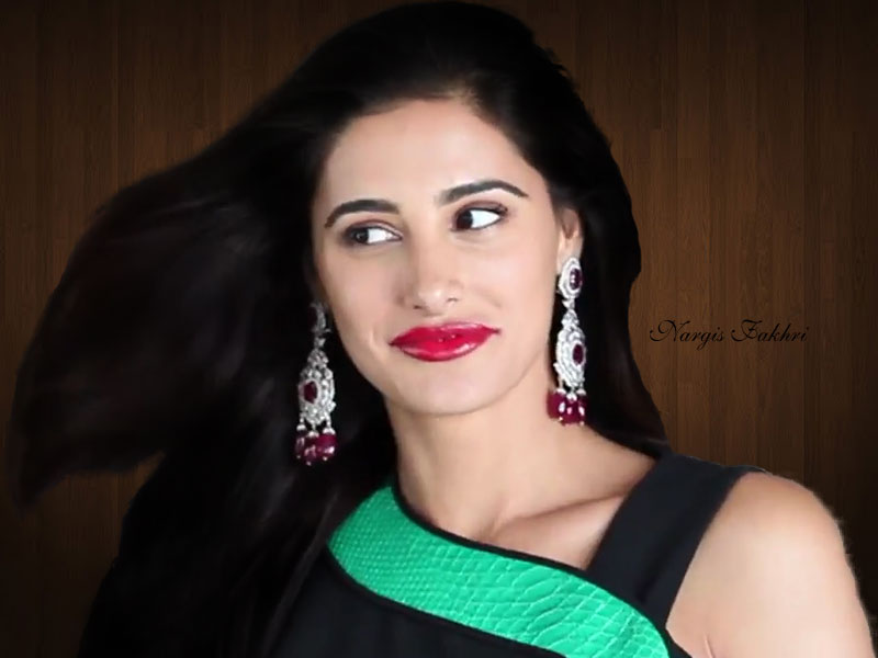 Solsuite 2017 - Nargis Fakhri Hot Lips Pink- WallpaperUse