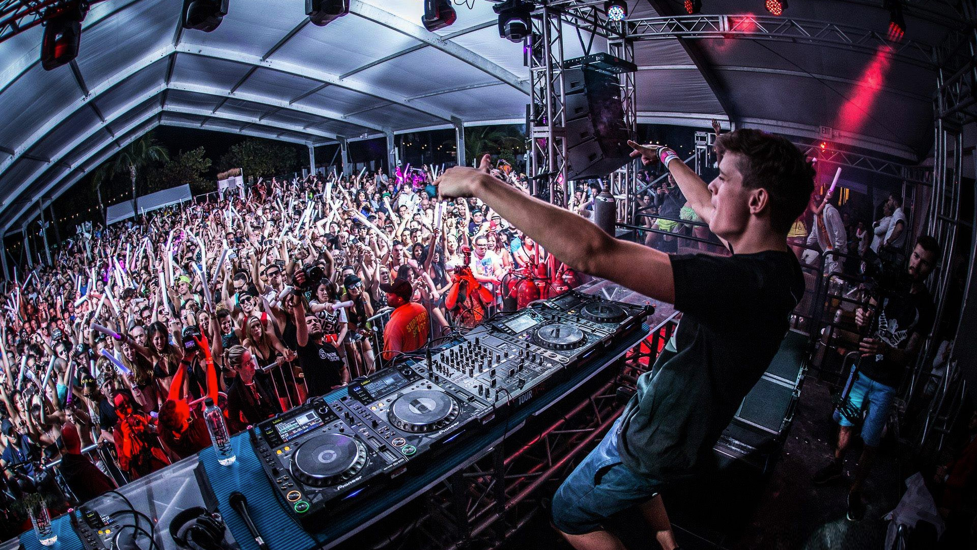 Martin Garrix Dj Set Up- WallpaperUse