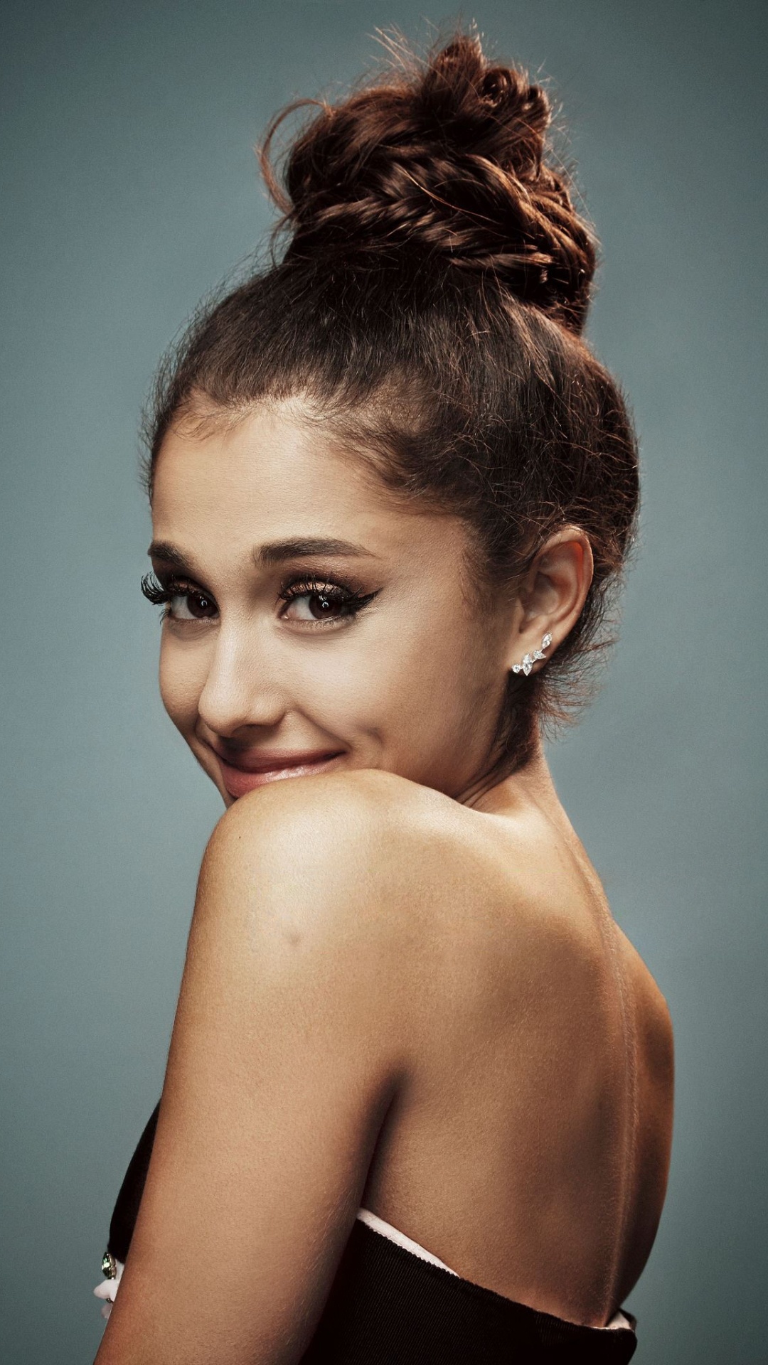 Ariana Grande Ama - Ariana Grande With Bun- WallpaperUse
