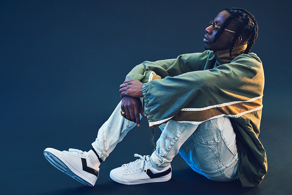 sfondo di joey badass,seduta,scarpa,fotografia (#264000) - WallpaperUse