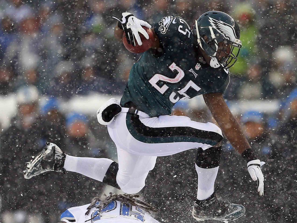 Lesean Mccoy - Lesean Mccoy Eagles Snow- WallpaperUse