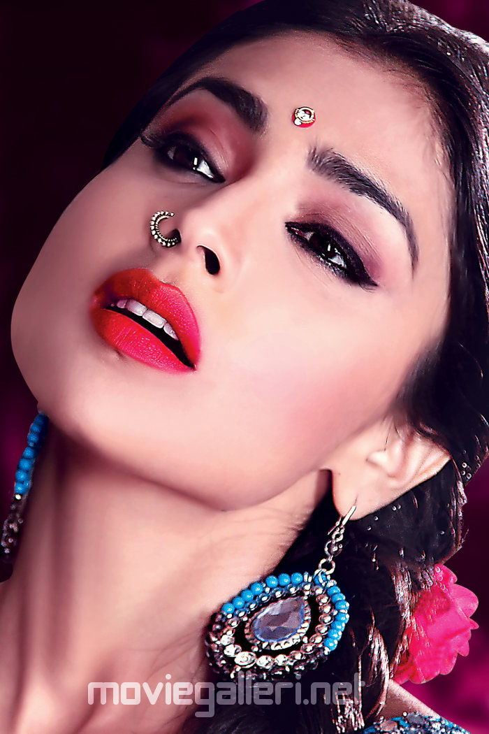 Pavitra Movie Actress Shriya Saran First Look Images - Jism Ki Aag 2 Hd ...
