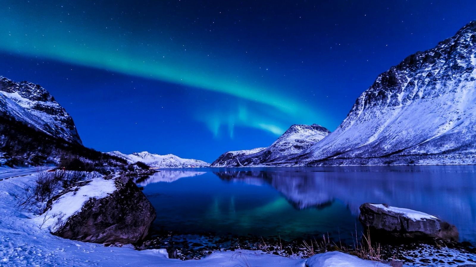 Chill Winter Night Wallpaper - Aurora Boreal Windows 10- WallpaperUse
