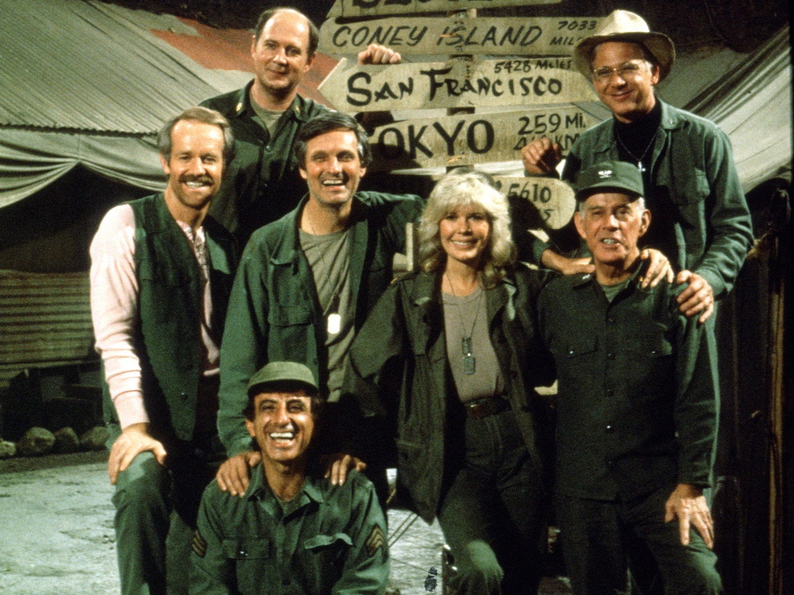 M * A * S * H Bj- WallpaperUse