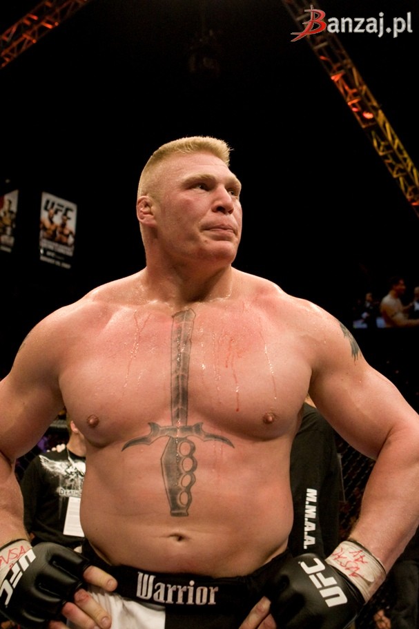 Mariusz Pudzianowski Mma - Ufc Fighter With Sword- WallpaperUse