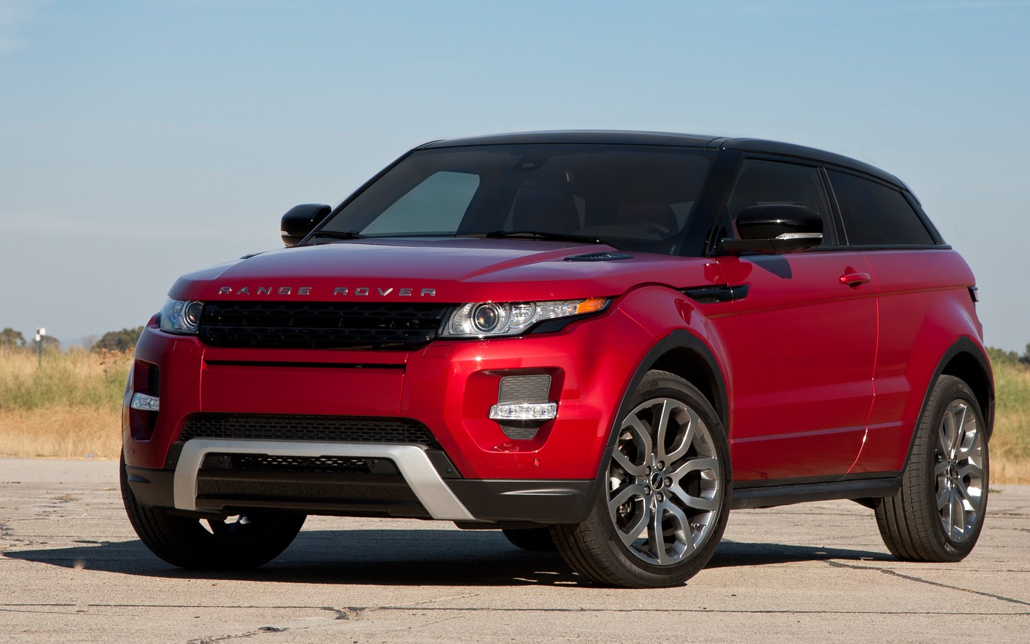 Range Rover Evoque Maroon- WallpaperUse