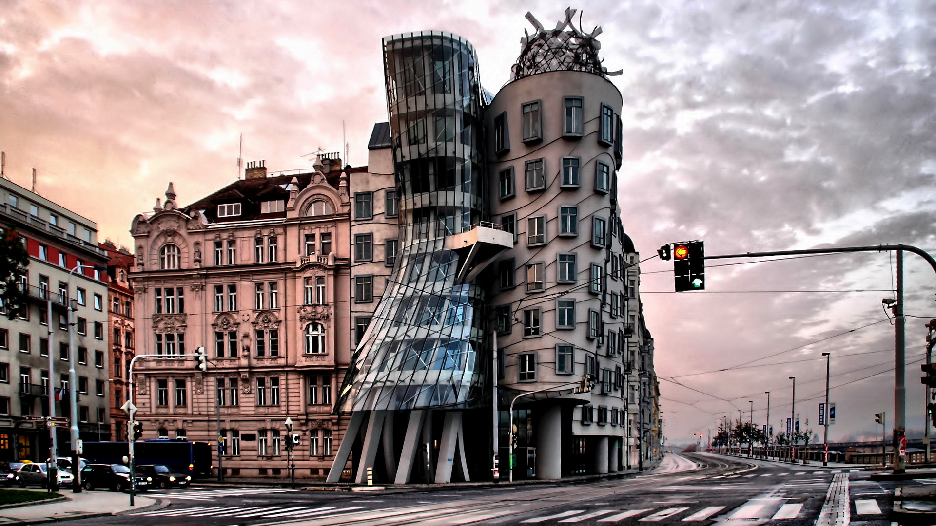Dancing House- WallpaperUse
