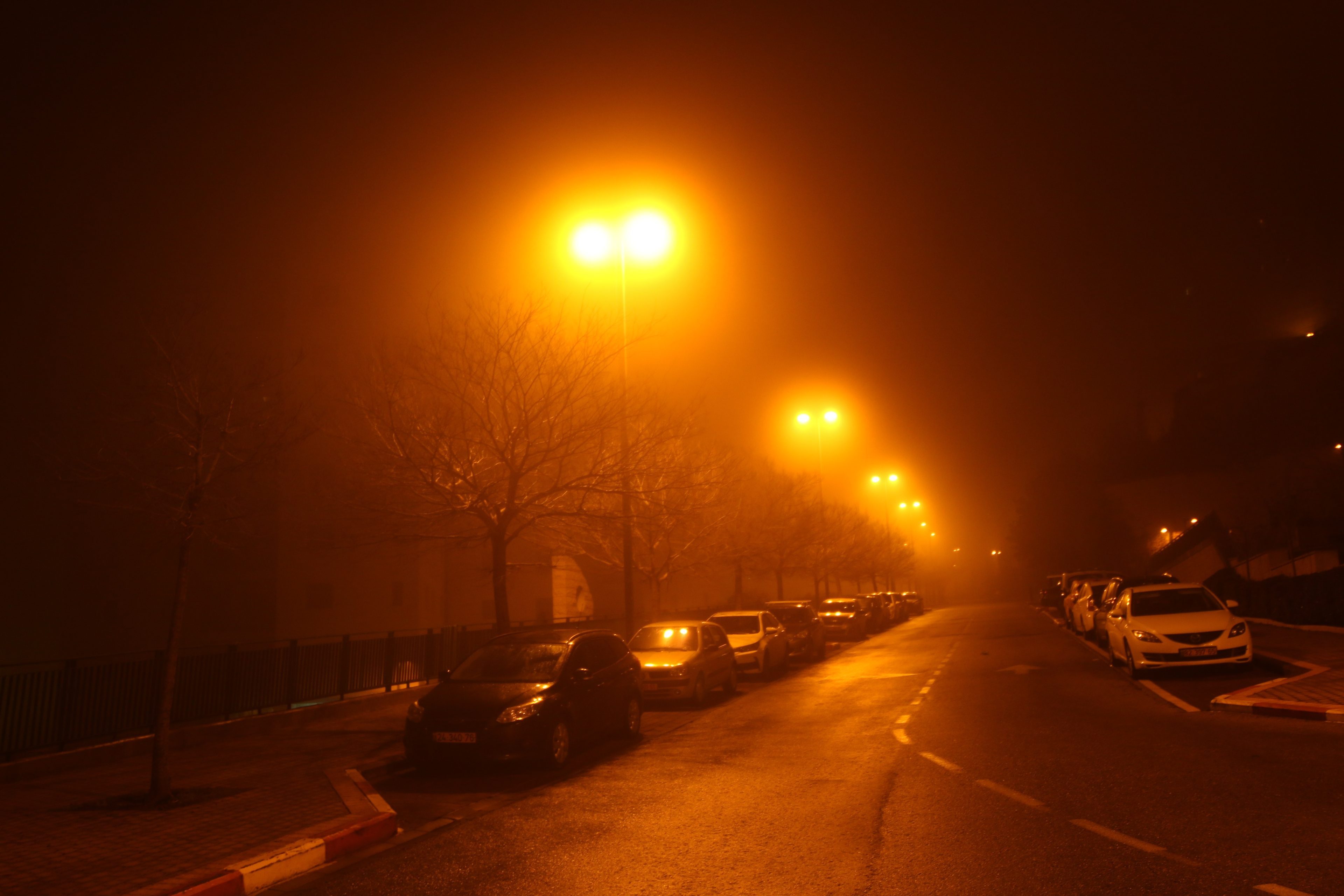 In Fog Yellow Street Light Wallpaper In 3840 X 2560p - Dark Orange ...
