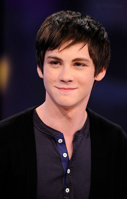 Logan Lerman - Images Wallpaper - Smile Logan Lerman- WallpaperUse