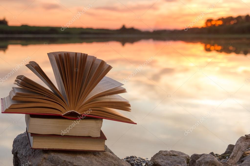 Kitaplar Ve Bulanık Doğa Manzara Fonunda Günbatımı - Libri Con ...