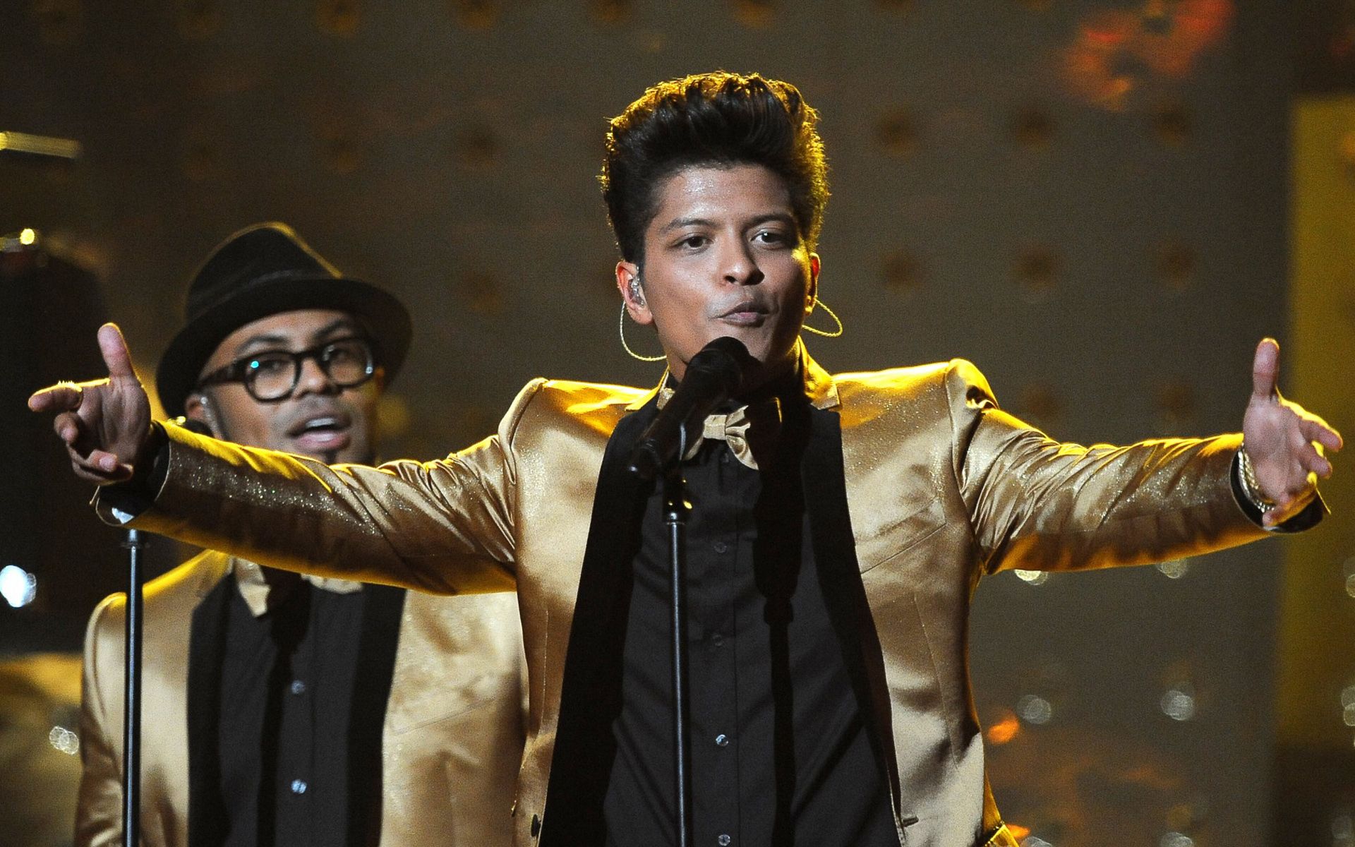 bruno mars wallpaper hd,yellow,performance,event,photography,music ...