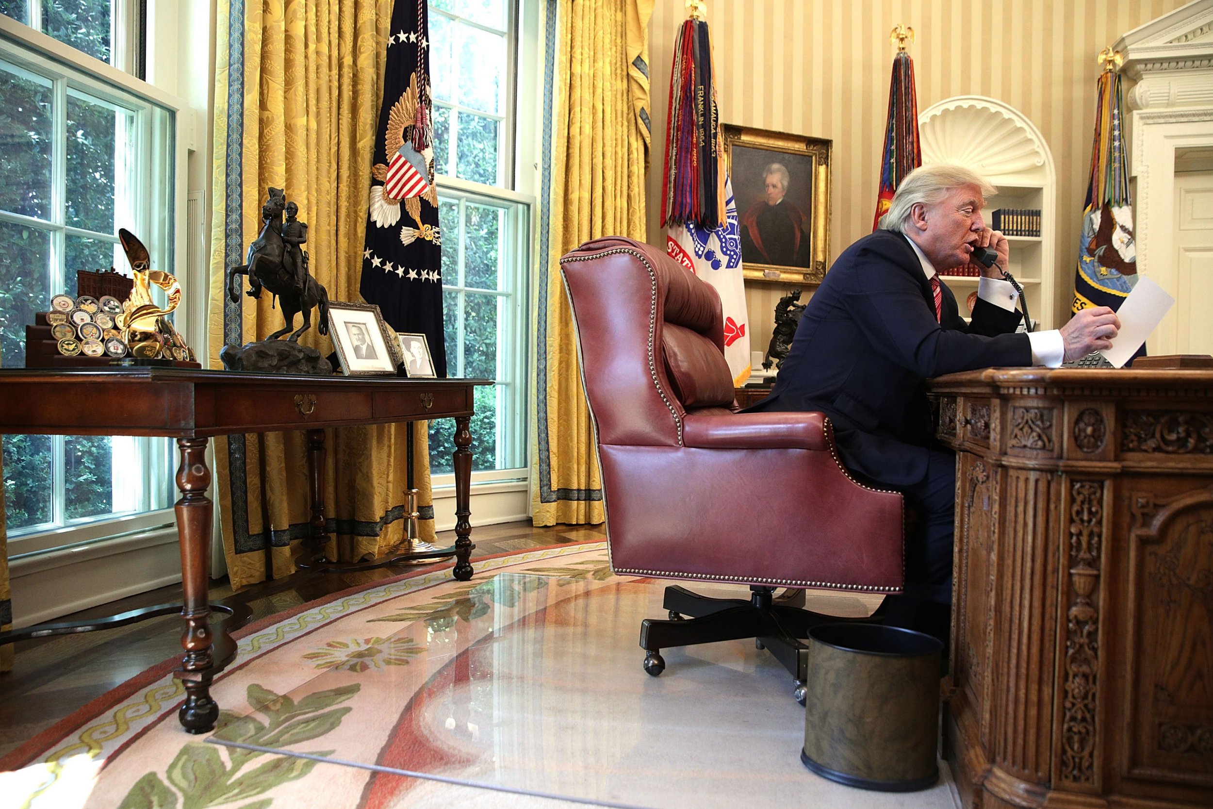 Gettyimages-801987344 - Trump Oval Office Chair- WallpaperUse
