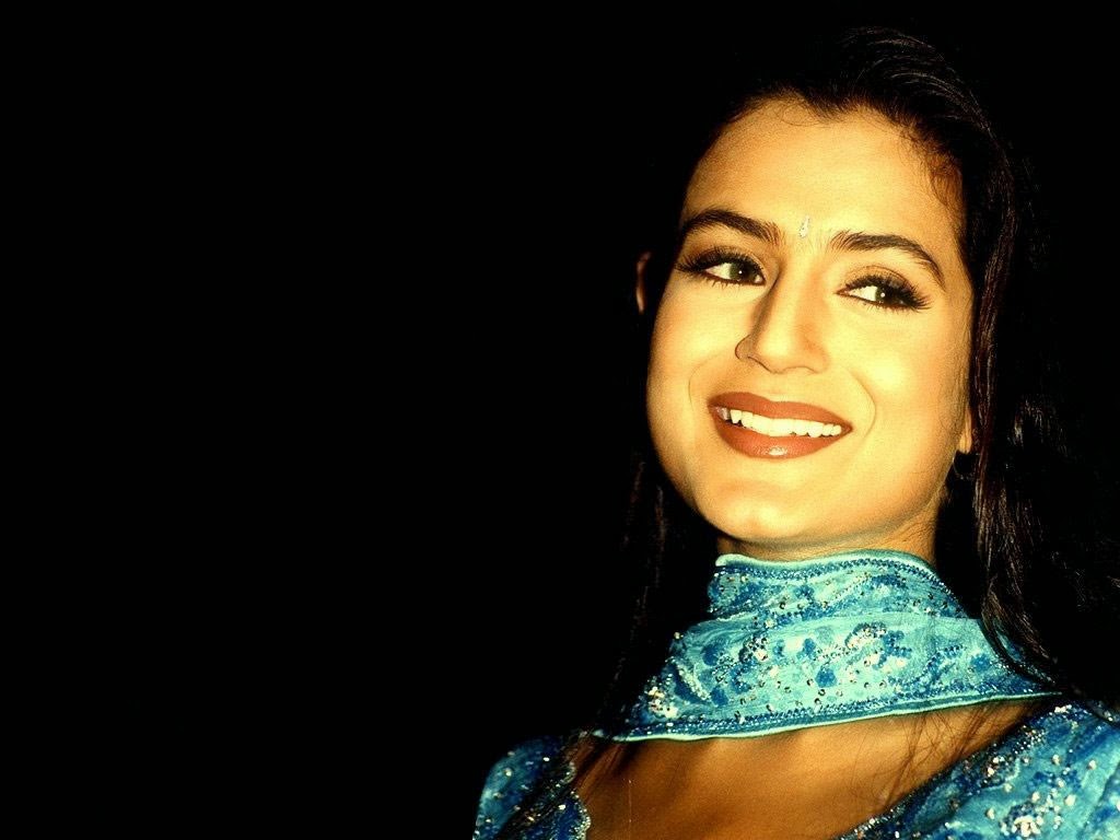 Amisha Patel Wallpapers Free Download - Amisha Patel- WallpaperUse