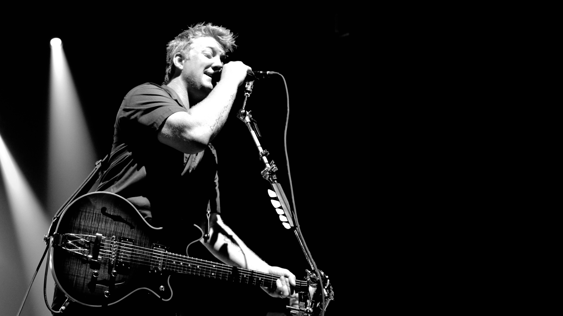queens of the stone age wallpaper,music,musician,guitarist,performance ...