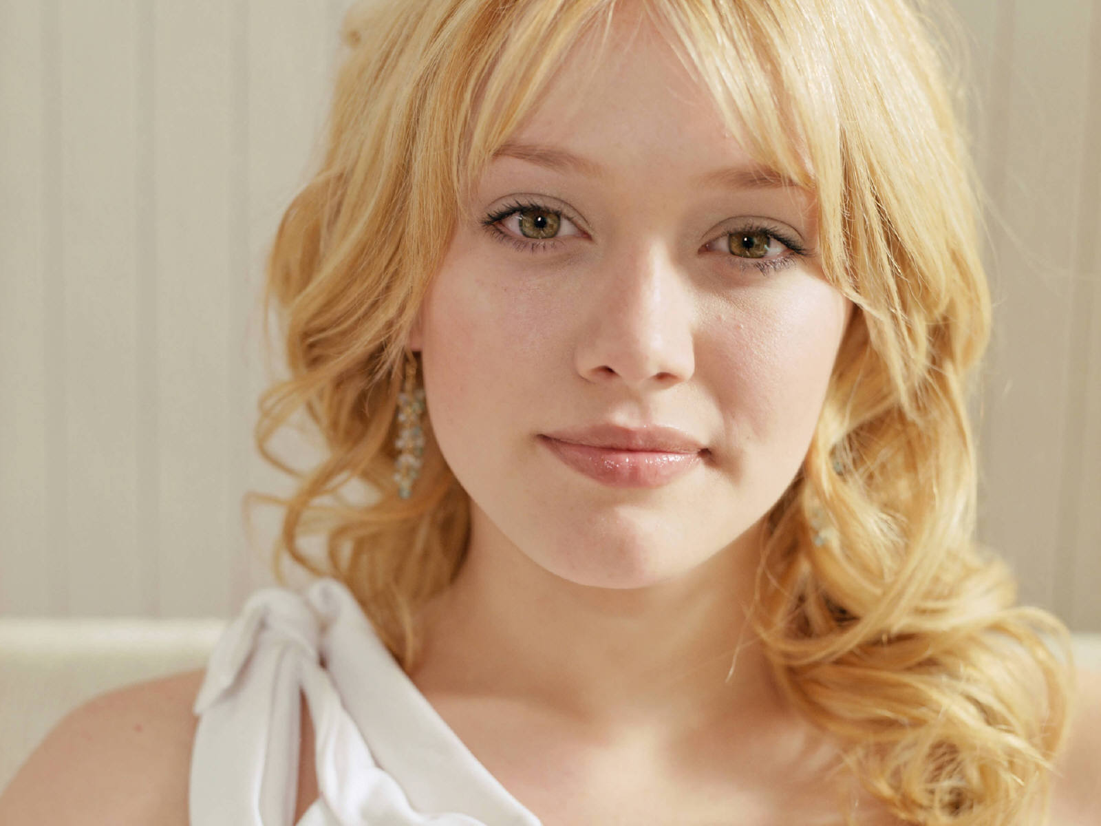 Hilary Duff Beautiful- WallpaperUse