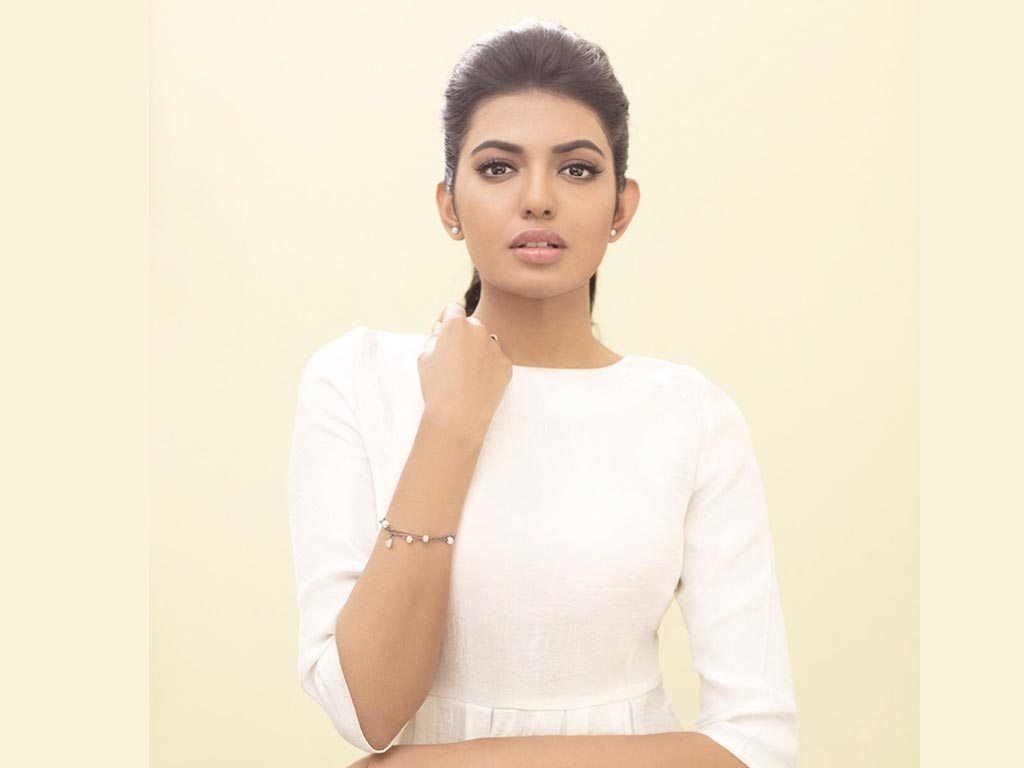 Shivani Wallpapers - Girl- WallpaperUse