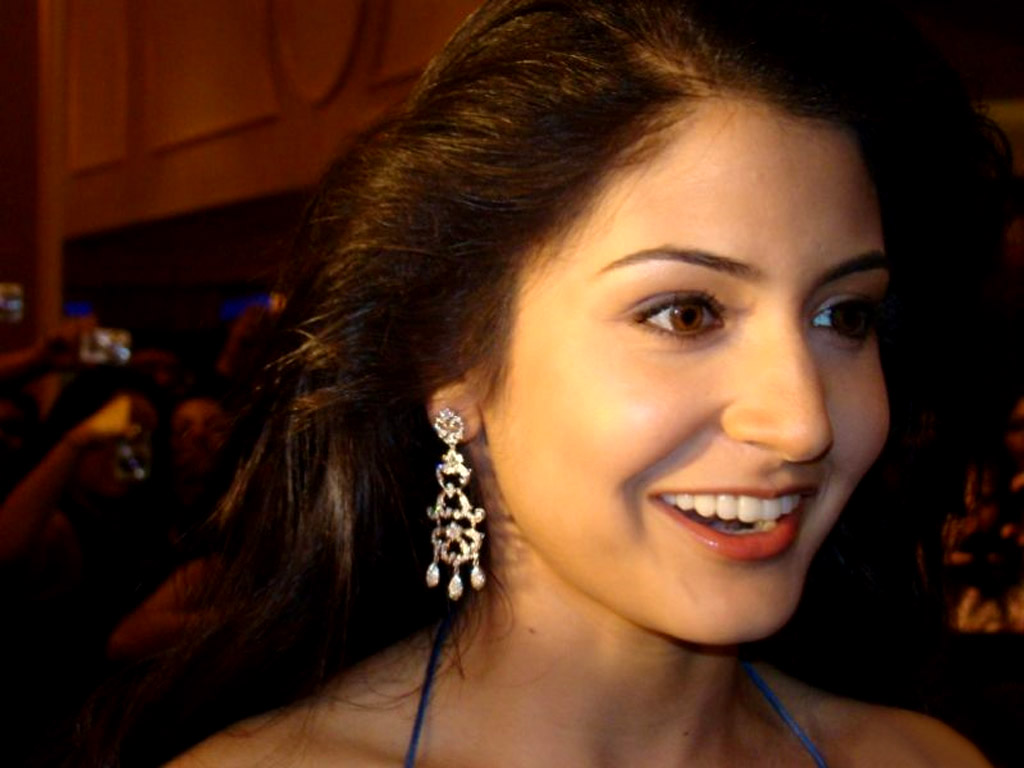 Anushka Sharma Normal Resolution Hd Wallpaper - Actress Anushka Sharma ...