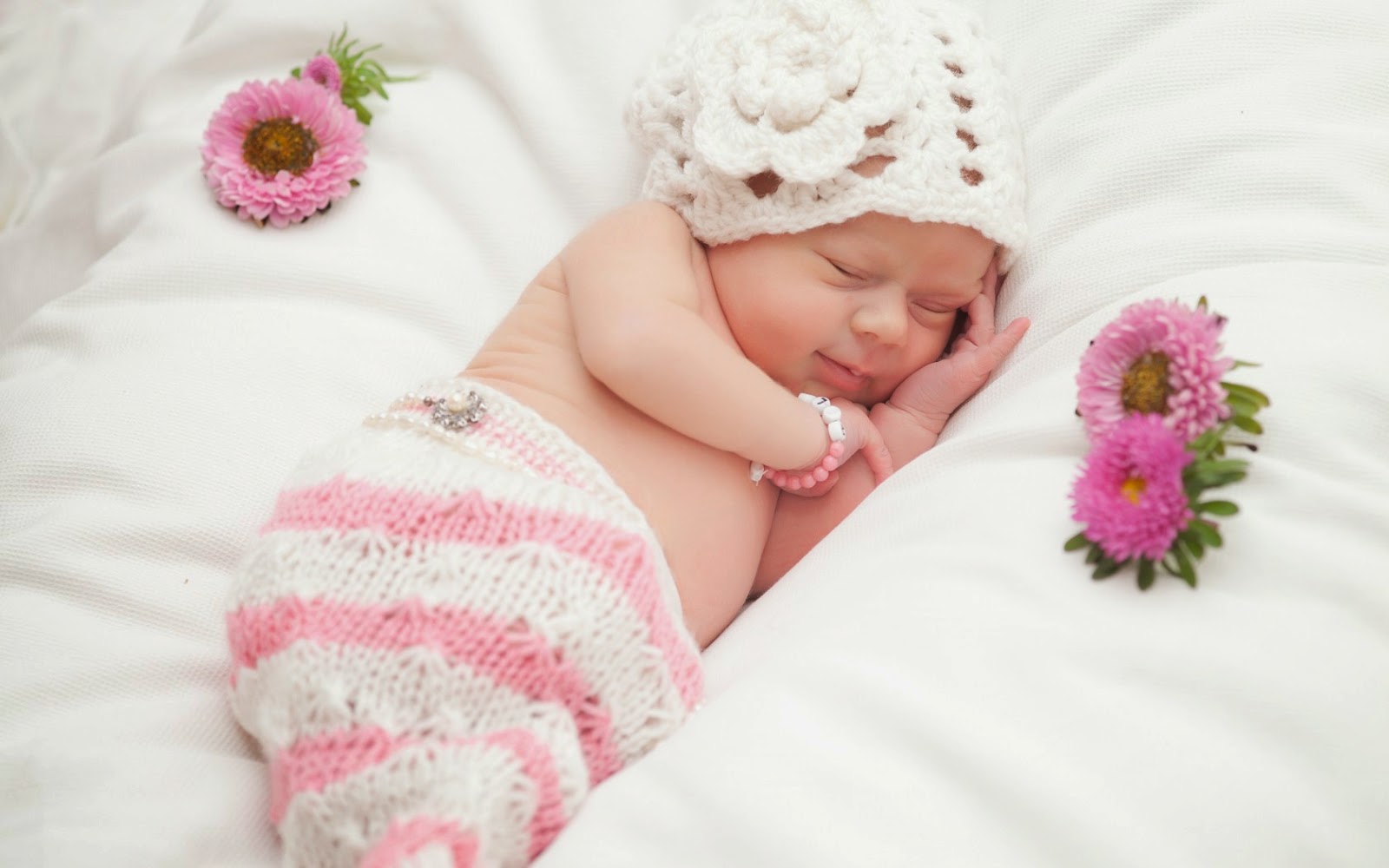 Cute Baby Girl Sleeping With Smile Hd Photos Images - New Born Cute ...