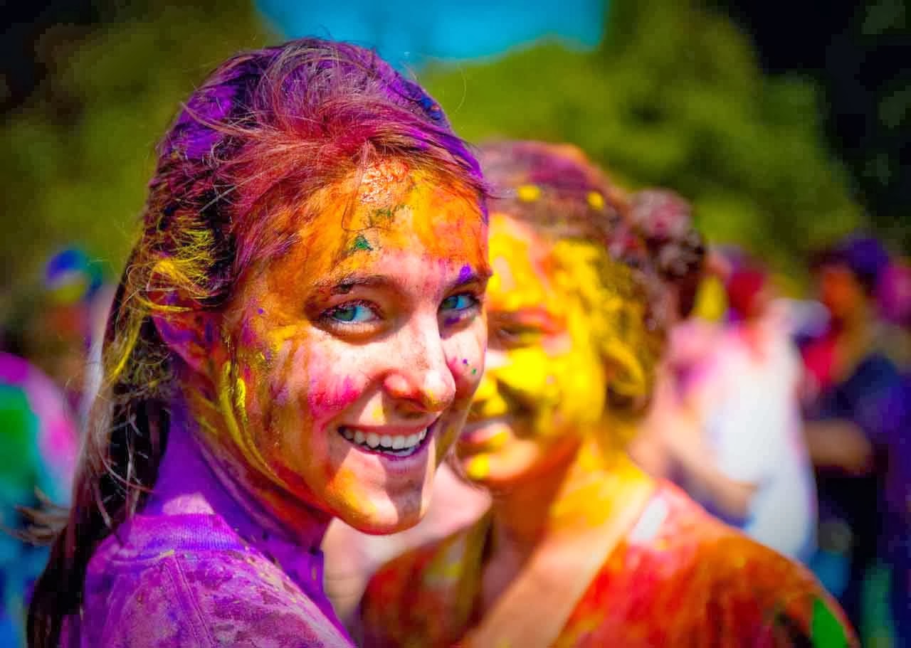 Hindu Muslim Playing Holi- WallpaperUse