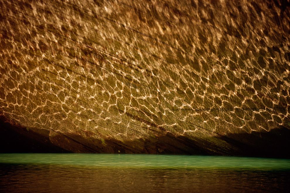 Light Reflecting Wallpaper - Light Reflecting Off Of Water Onto A Wall ...
