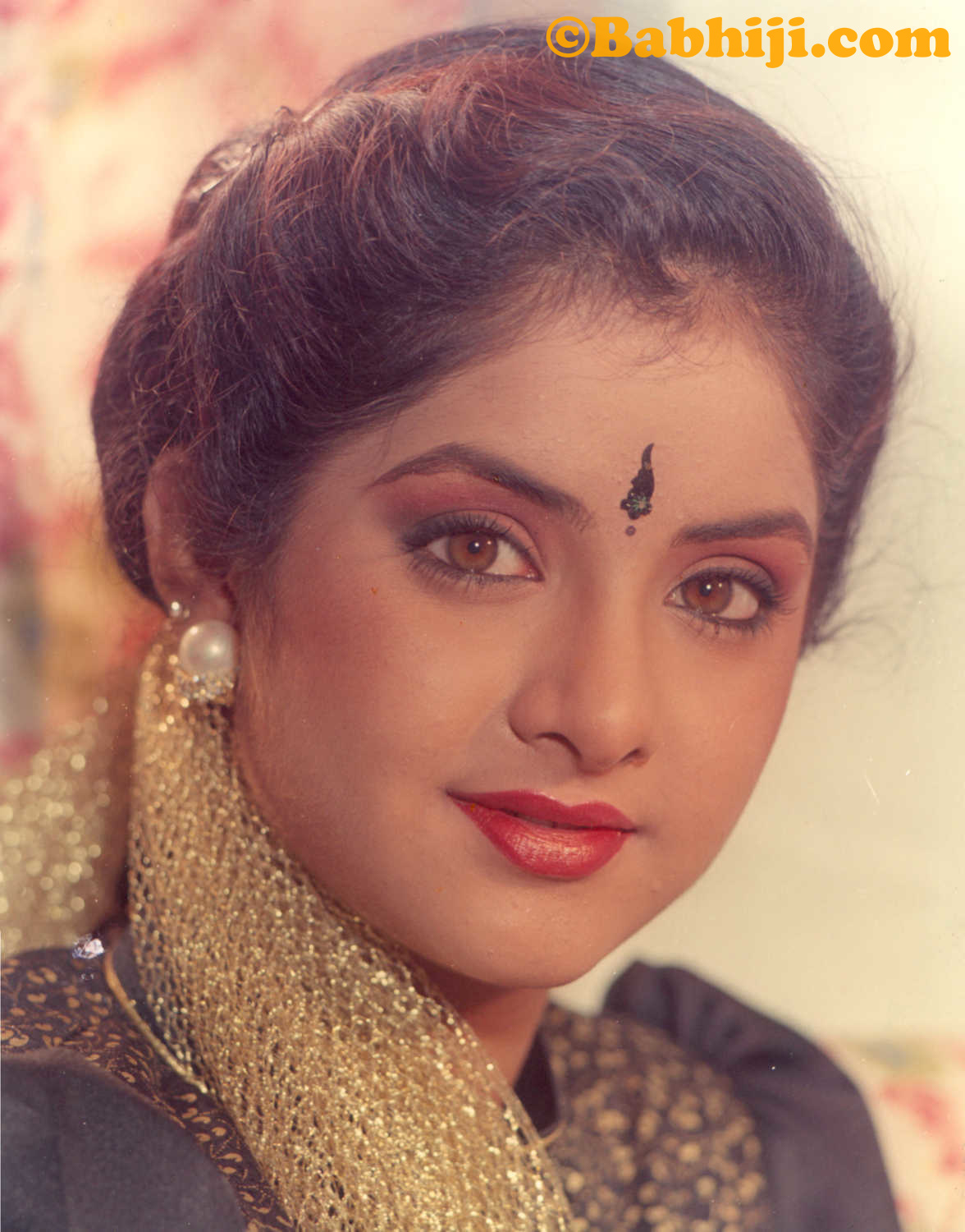 divya bharti wallpaper download,hair,face,eyebrow,hairstyle,forehead (#719401) - WallpaperUse