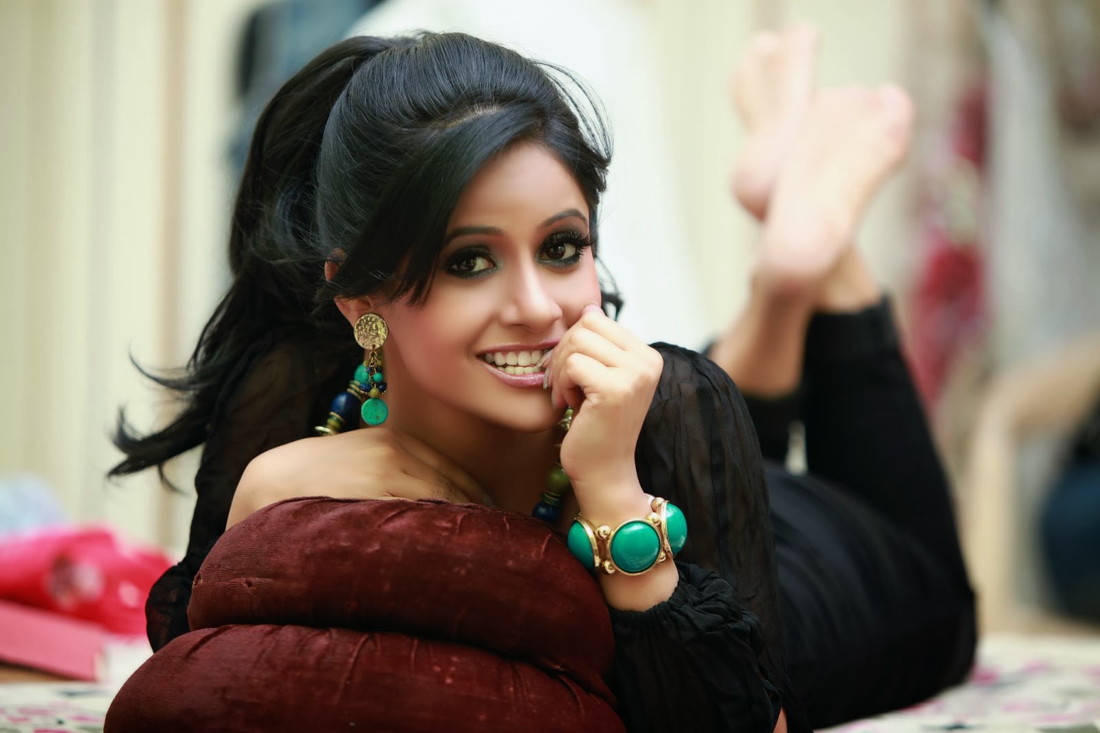 miss pooja hd wallpaper,bellezza,labbro,seduta,fotografia,capelli neri ...
