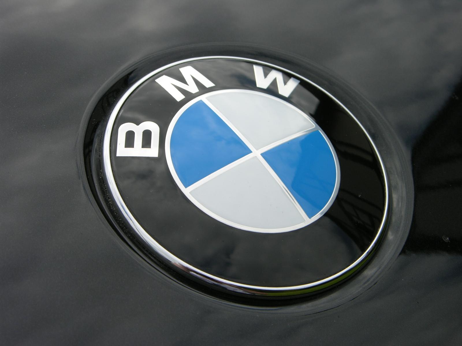 Bmw Logo Wallpaper Widescreen - Bmw 320 Badge- WallpaperUse