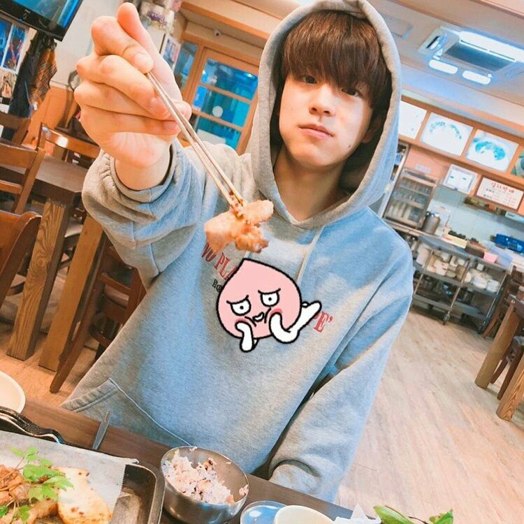 Seungmin Stray Kids Eating- WallpaperUse