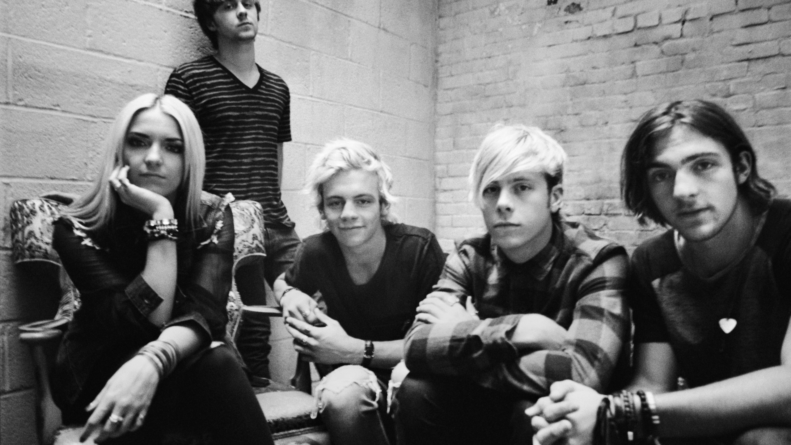 r5 wallpaper,social group,people,team,monochrome,black and white ...