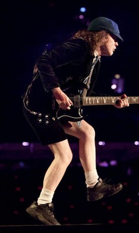 Acdc Angus Young Duck Walk- WallpaperUse