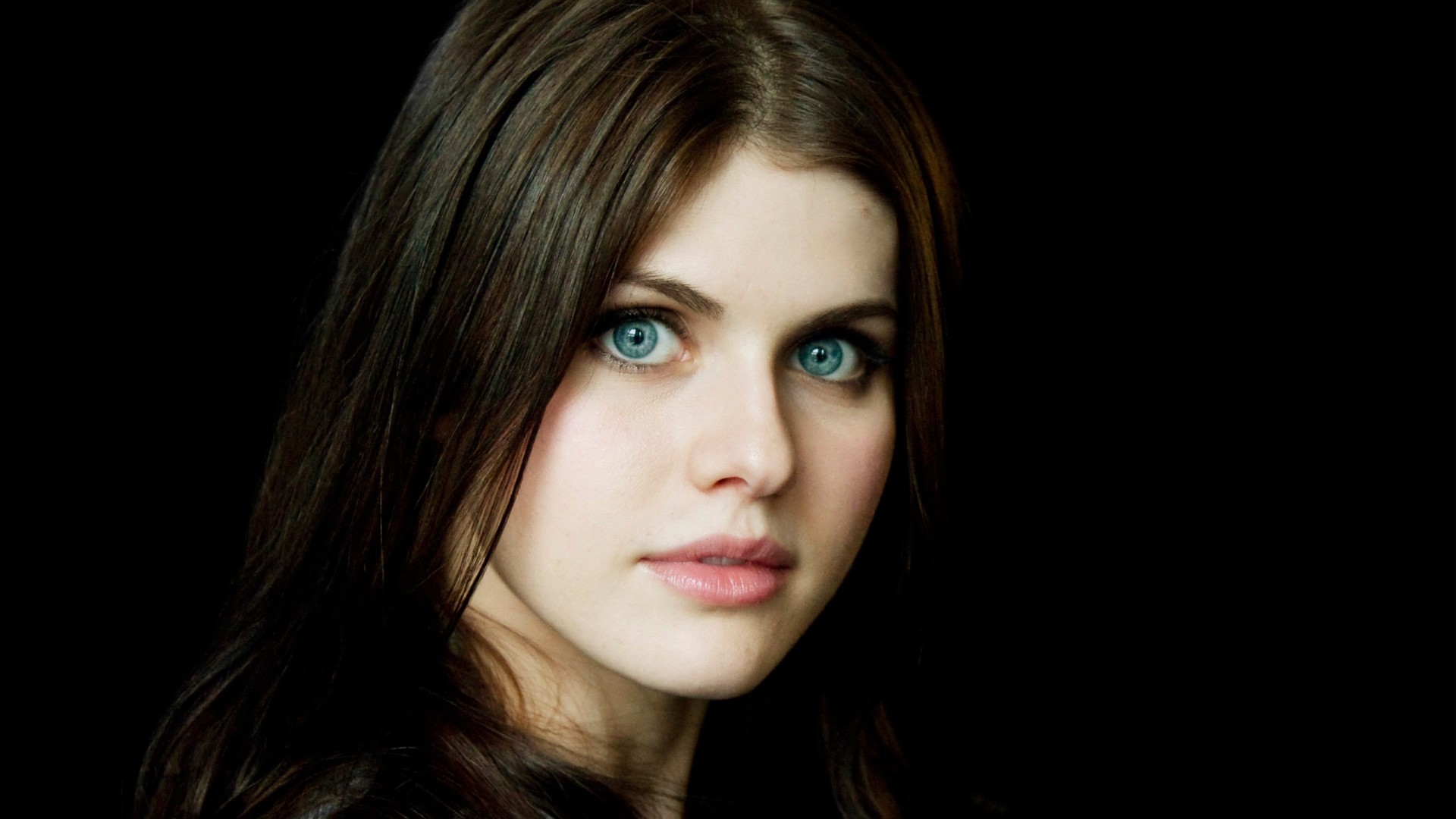 Alexandra Daddario Face- WallpaperUse