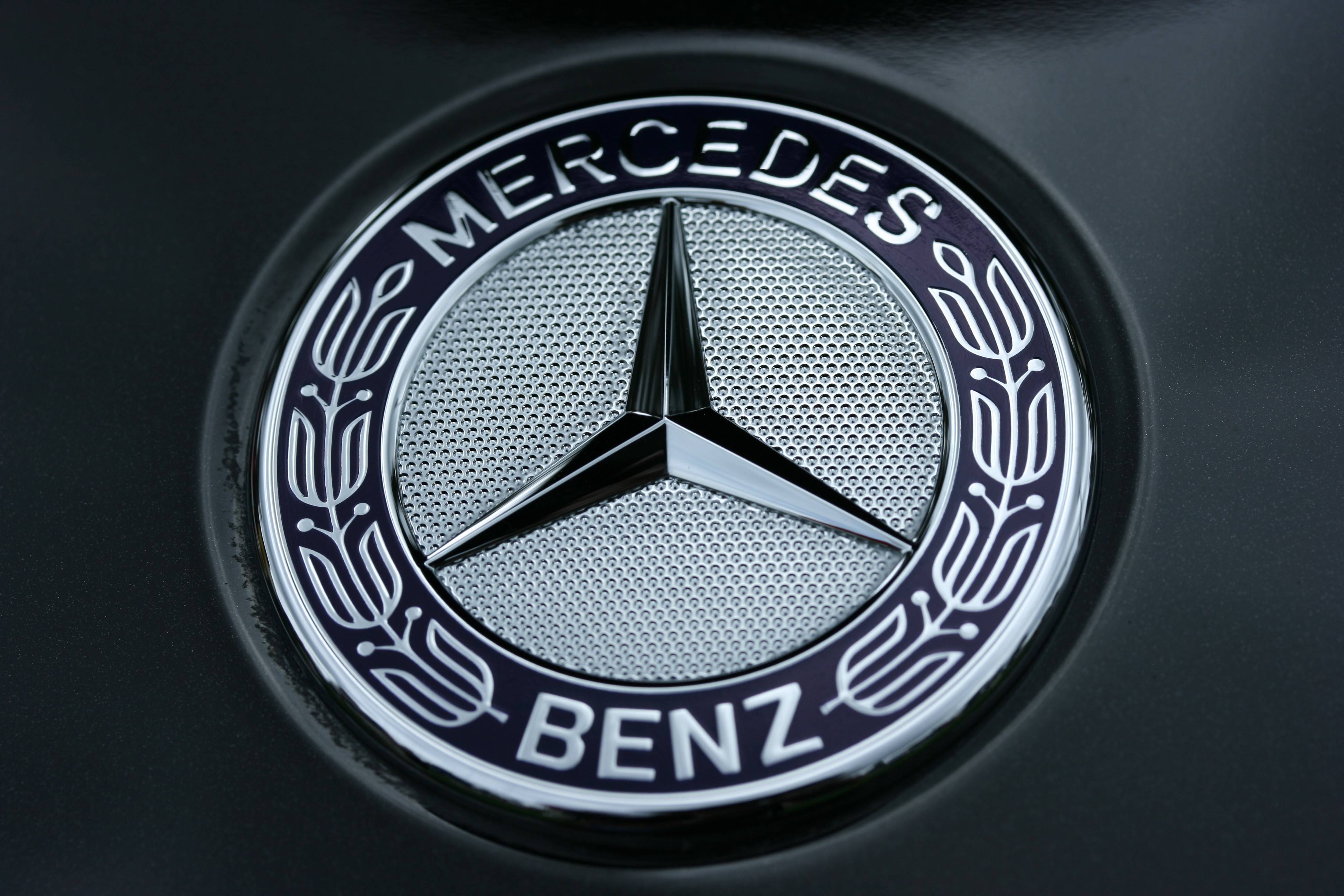 Benz Logo Wallpaper- WallpaperUse