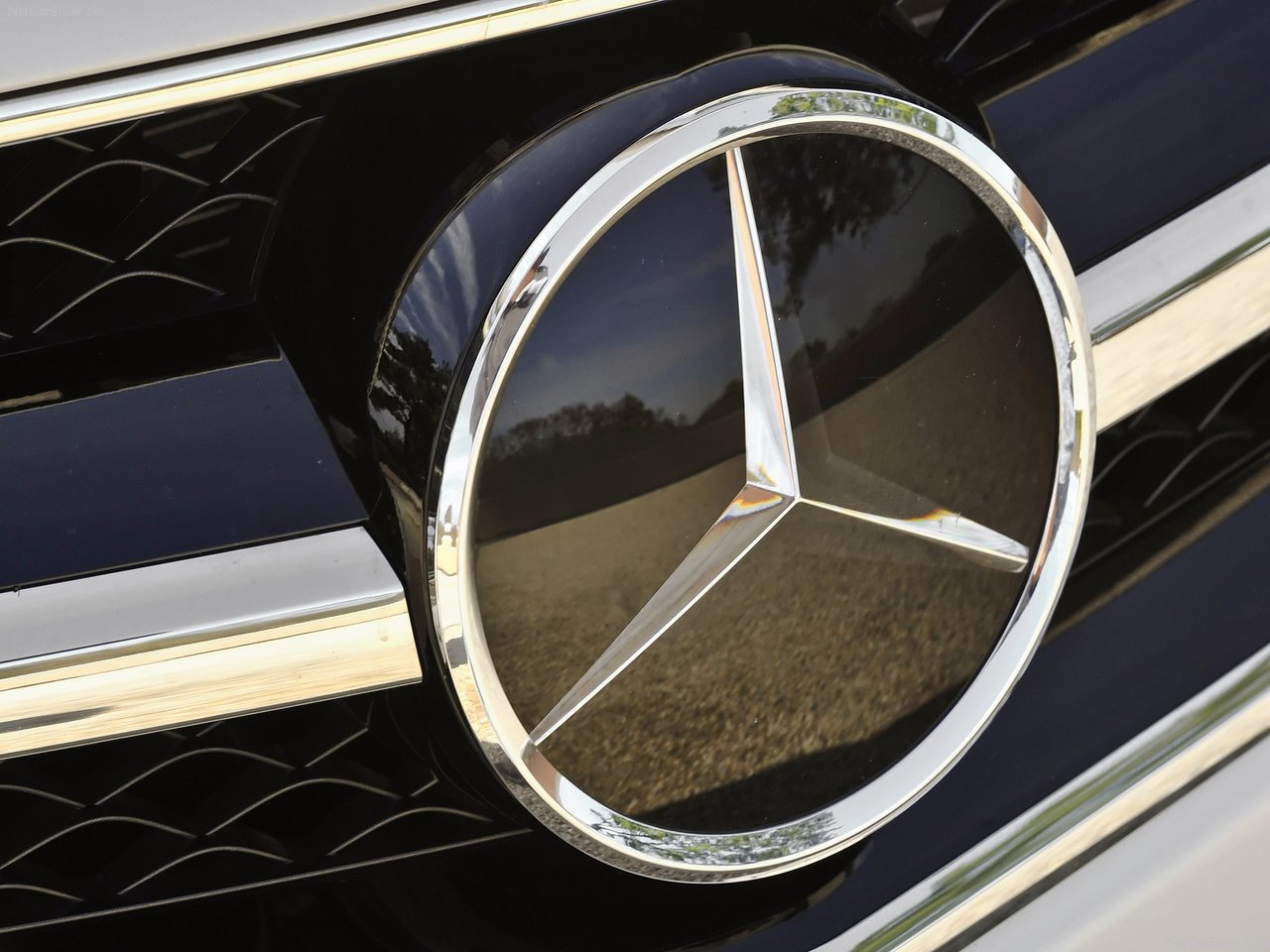 Benz Logo Wallpaper- WallpaperUse