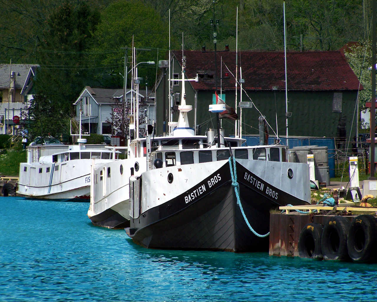 Fishing Boats Desktop Wallpaper Background - Boat- WallpaperUse