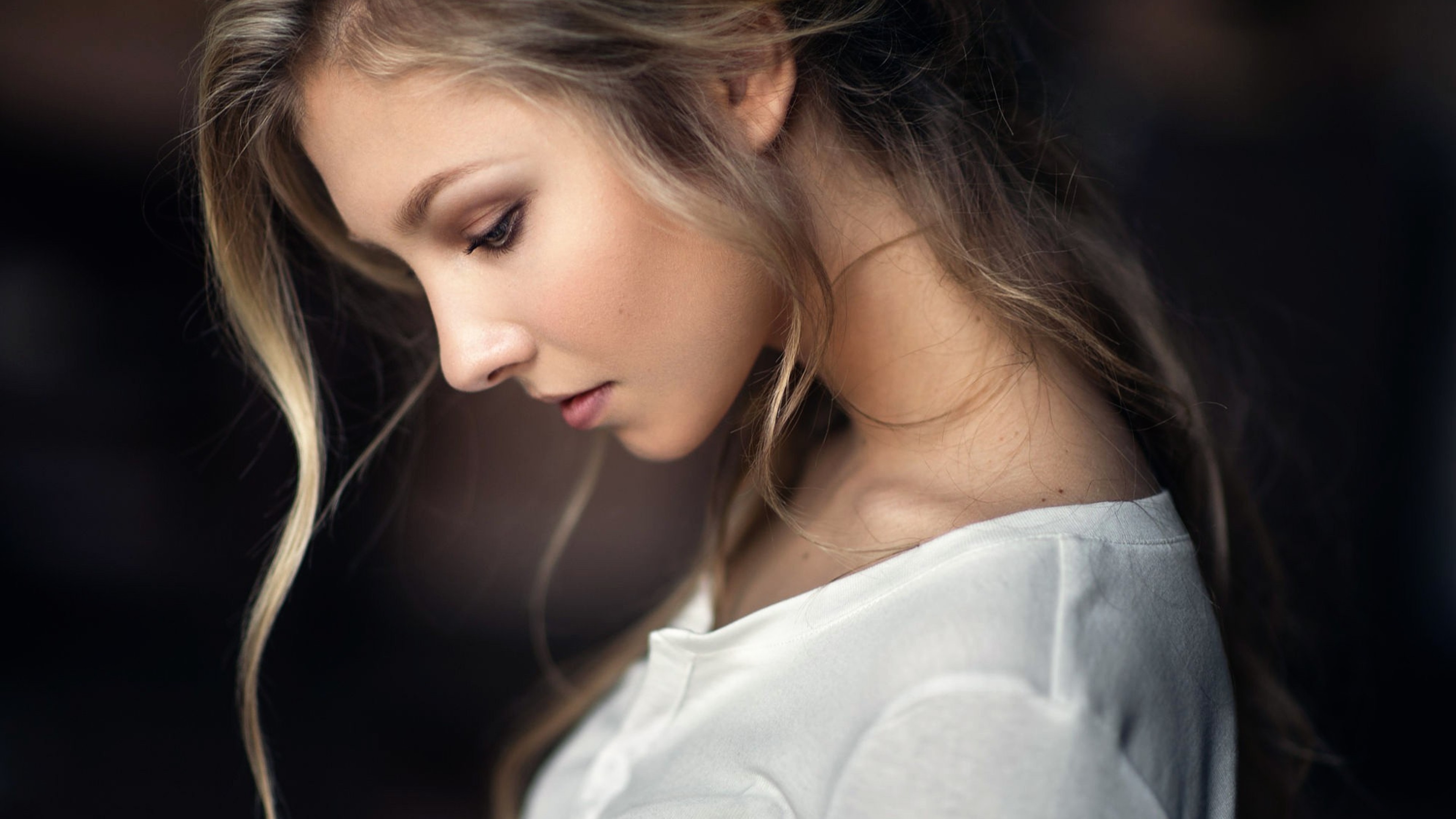 Profile Pic For Women- WallpaperUse