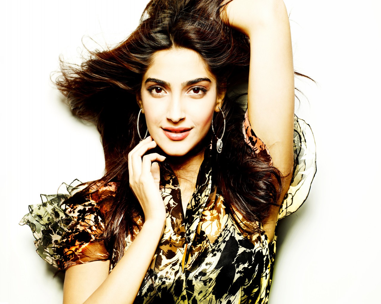 sonam kapoor hd wallpaper,hair,face,fashion model,hairstyle,eyebrow ...